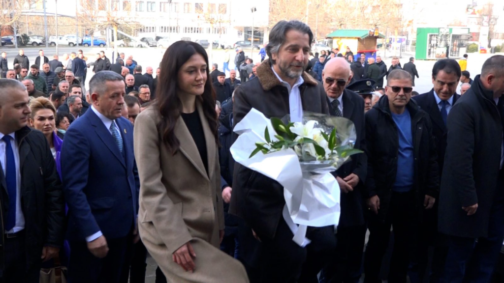 Rama Pays Tribute at the Statue of Hero Zahir Pajaziti - Rks News