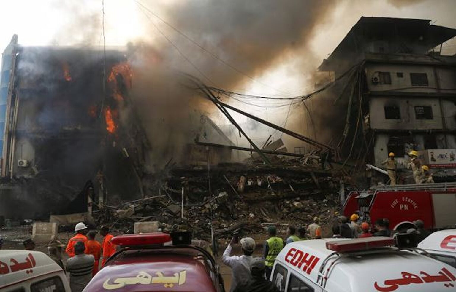 Massive Fire in Pakistan: Six Dead in Karachi Shopping Center - Rks News