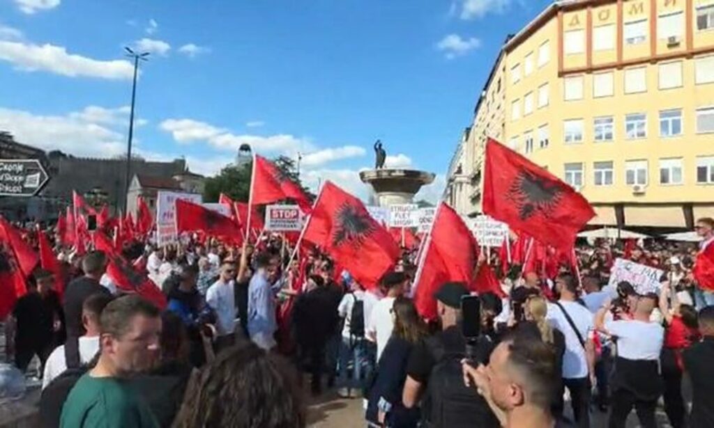 Albanian student protest begins in Skopje, participants arrive from ...